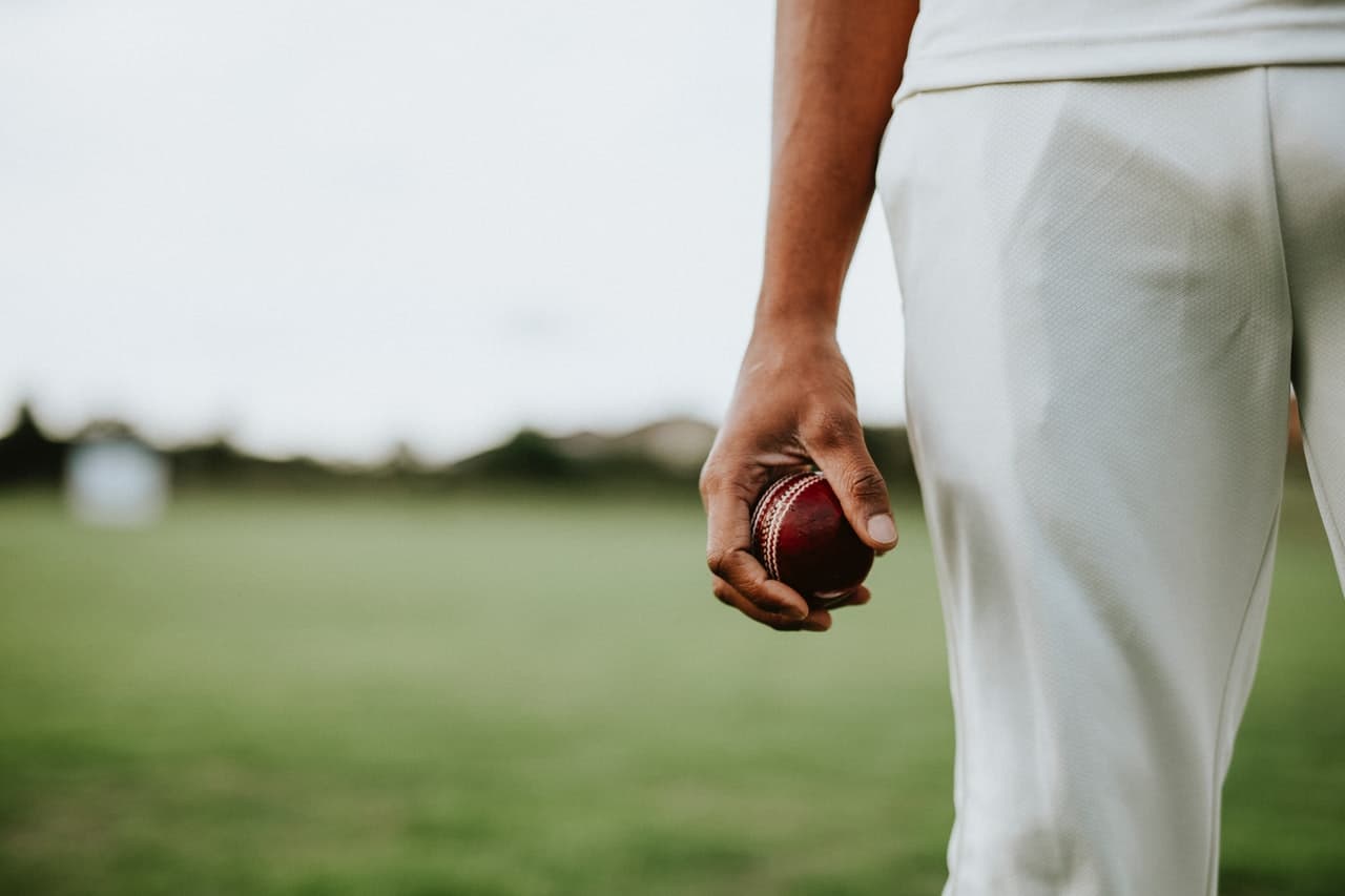 How to the One-Handed Interception in Cricket - Mens Guide To Everything